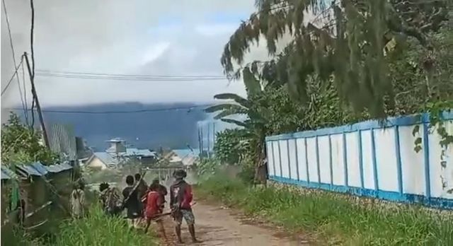 Papua: Kerusuhan di Dogiyai, puluhan bangunan terbakar situasi disebut seperti 'kota mati' - BBC ...