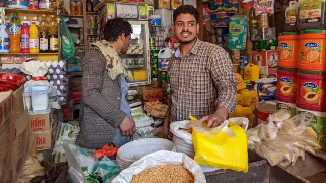 Yadda mata ke gwagwarmaya a rayuwar yau da kullum a Yemen - BBC News Hausa