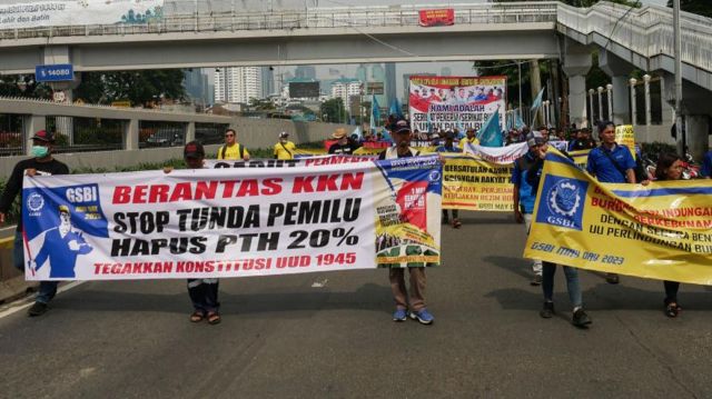 Hari Buruh Sedunia: Demonstrasi menuntut perbaikan kesejahteraan hingga Pemilu 2024 - BBC News ...