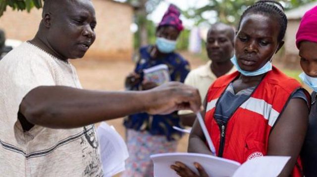 Ebola: Watu wanaoeneza habari potofu mtandaoni nchini Uganda - BBC News Swahili