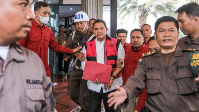 Kasus dugaan korupsi Menara BTS Kominfo: Anggota BPK Achsanul Qosasi menjadi tersangka ke-16 ...