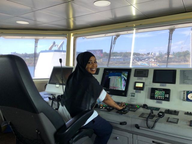 Waridi wa BBC:Mwanamke aliyeonesha ukakamavu kwa kuwa nahodha wa Feri - BBC News Swahili