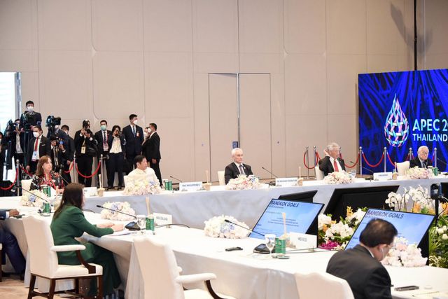 เปิดประชุมสุดยอดเอเปค ท่ามกลางประท้วงในกรุงเทพฯ-เกาหลีเหนือยิงขีปนาวุธ - BBC News ไทย