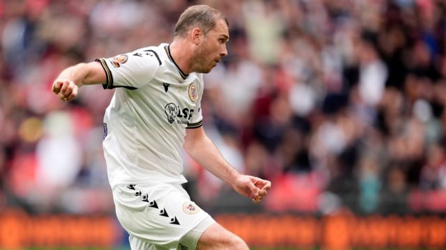 Bromley beat Solihull on penalties to secure EFL promotion - BBC Sport