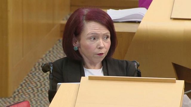 NHS funding dominates First Minister's Questions - BBC News