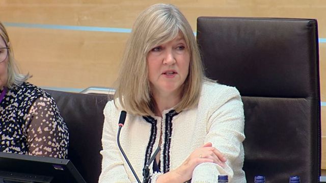 NHS funding dominates First Minister's Questions - BBC News