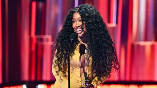 SZA headlines the Pyramid Stage on Glastonbury 2024's final night - BBC ...