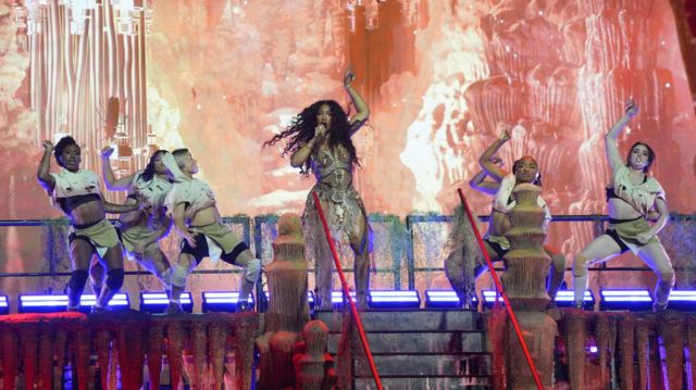 SZA headlines the Pyramid Stage on Glastonbury 2024's final night - BBC ...