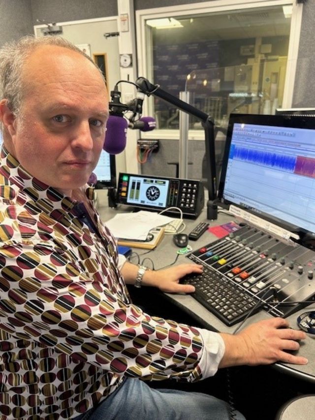 Both Swindon seats switch from Conservative to Labour - BBC News