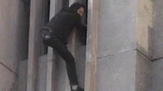 CCTV films suspected armed robbers putting on disguises - BBC News