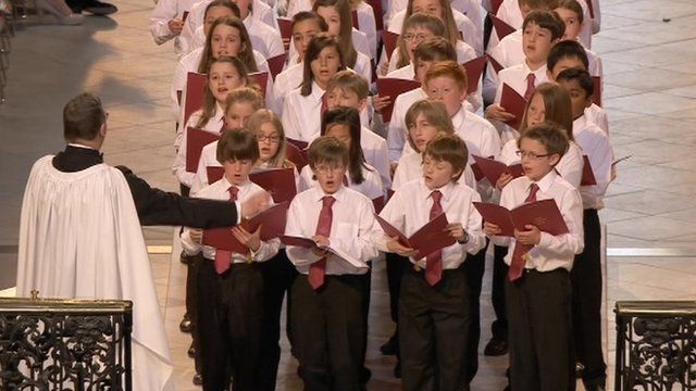 St Paul's Cathedral admits first woman to choir - BBC News