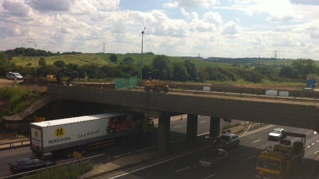 Action over drivers' photos of M1 crash in Bedfordshire - BBC News