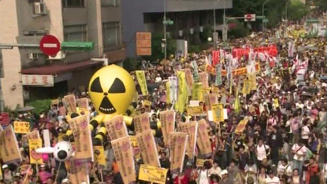 Clashes as anti-nuclear protests hit Taiwan - BBC News