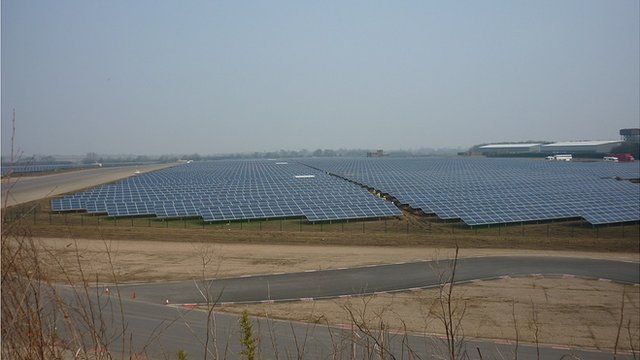 Lincolnshire solar energy farm will be 'UK's largest' - BBC News