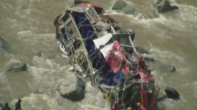 Mexico bus crash kills 36 people in Veracruz - BBC News