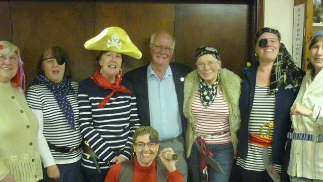 WI 'flower bomb' war memorials after London attack - BBC News