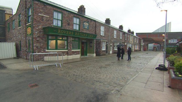 Coronation Street set gets wedding licence - BBC News