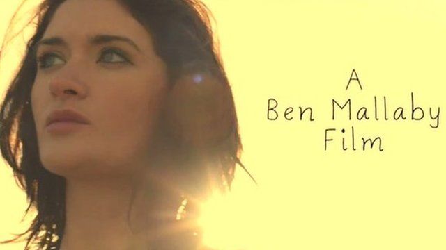 One man's year in a Cornish field - BBC News