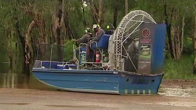 Australian zookeeper survives crocodile attack - BBC News