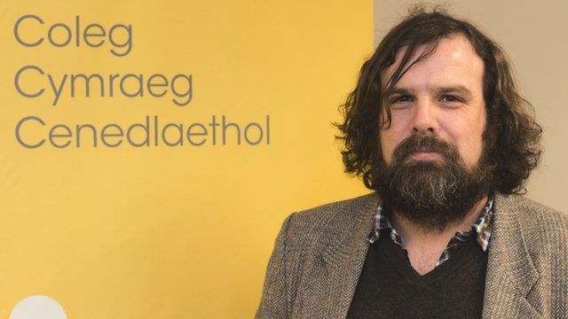 Gwyddonydd yn ennill gwobr i goffáu darlithydd ifanc - BBC Cymru Fyw