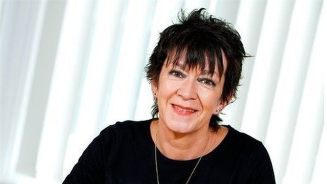 Comisiynydd y Gymraeg yn mynd i gyfraith - BBC Cymru Fyw