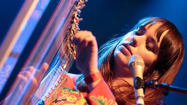 Horizon: Welsh emerging artists chosen for project - BBC News