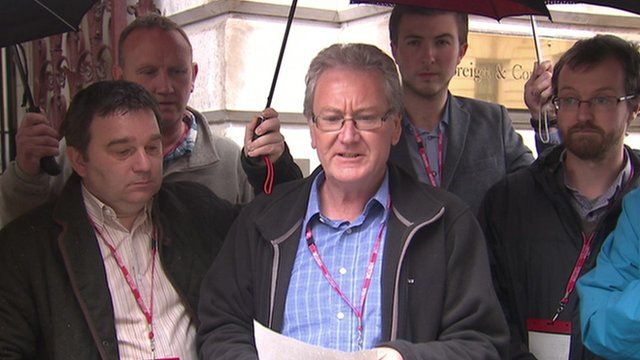 Cheeki Rafiki sailor Steve Warren's memorial held - BBC News