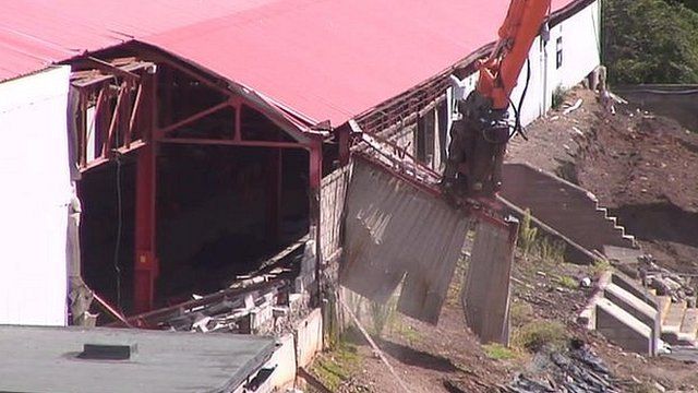 Demolition of Bristol City FC's Wedlock stand begins - BBC News