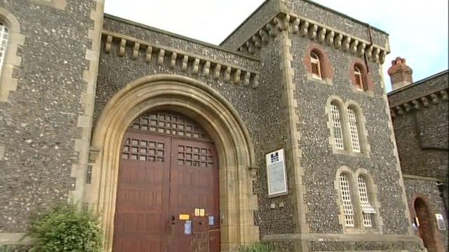 Lewes Prison 'rampage' forces staff 'retreat' - BBC News