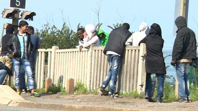 Calais migrants in human rights protest - BBC News
