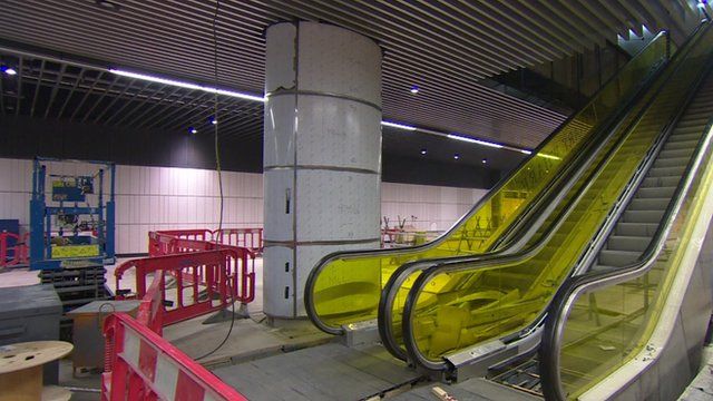 Workers tunnel under Liverpool Street Crossrail station - BBC News