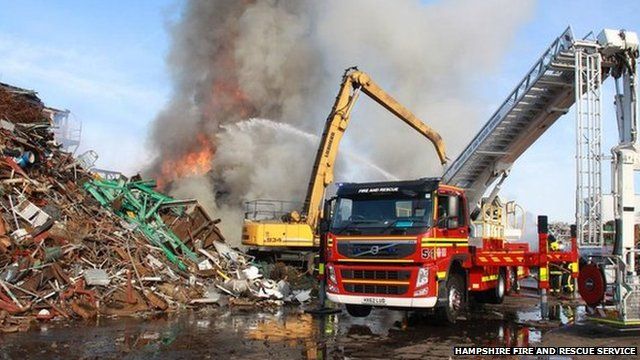 Large fire at Portsmouth EMR scrap metal yard - BBC News