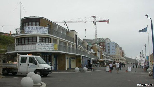Artificial reef makes Boscombe surfers 'laughing stock' - BBC News