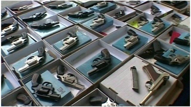 Police call for tighter laws on antique guns - BBC News