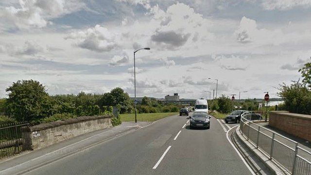 Swindon rail bridge in Christmas day demolition - BBC News