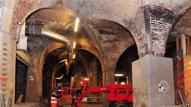 London Bridge works will affect festive rail services - BBC News