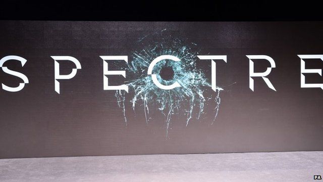 James Bond fans see filming of Spectre on River Thames in London - BBC News