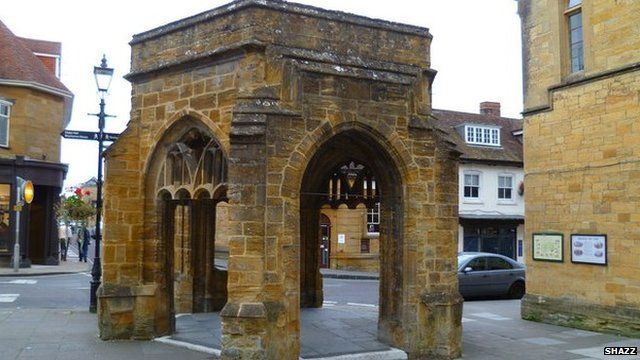 Sherborne's Christmas nativity crib vandalised - BBC News