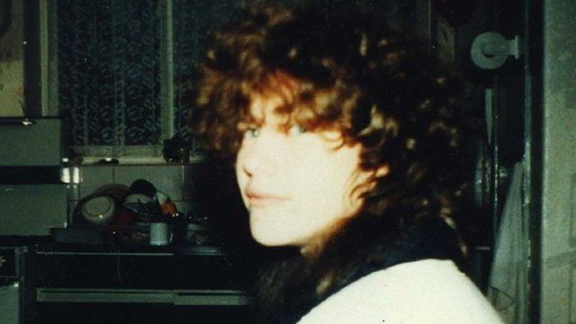 Tracey Mertens: Appeal over Cheshire petrol murder 20 years on - BBC News