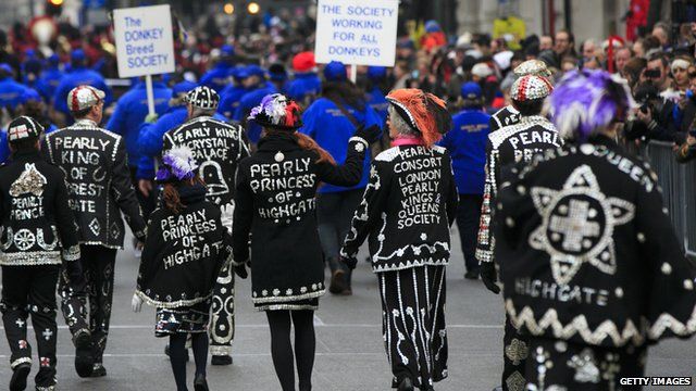 Crowds join London's New Year parade - BBC News