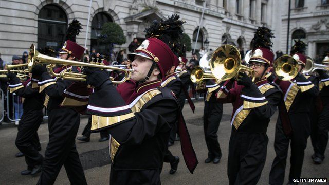Crowds join London's New Year parade - BBC News