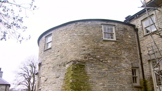 Row over English headliner for Cardigan Castle opening - BBC News