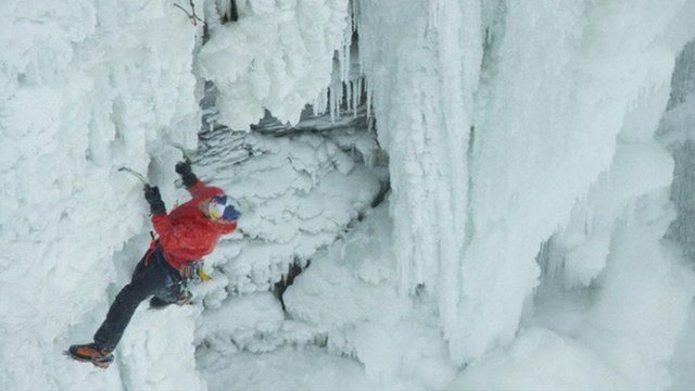 Man survives plunge over Niagara Falls waterfall - BBC News