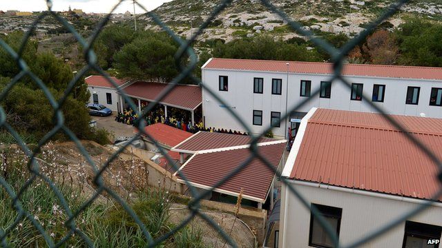Lampedusa migrant centre conditions 'desperate' after rescues - BBC News