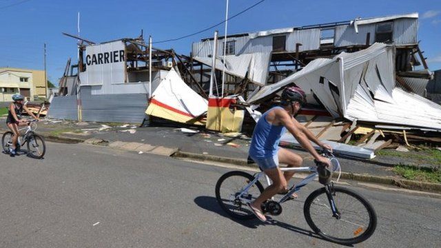 Dust cloud hits Western Australia as cyclone looms - BBC News