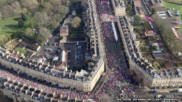 Bath Half Marathon: Thousands turn out for city event - BBC News
