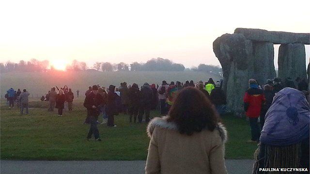 First Day of spring: Stonehenge crowd gathers for sunrise - BBC News