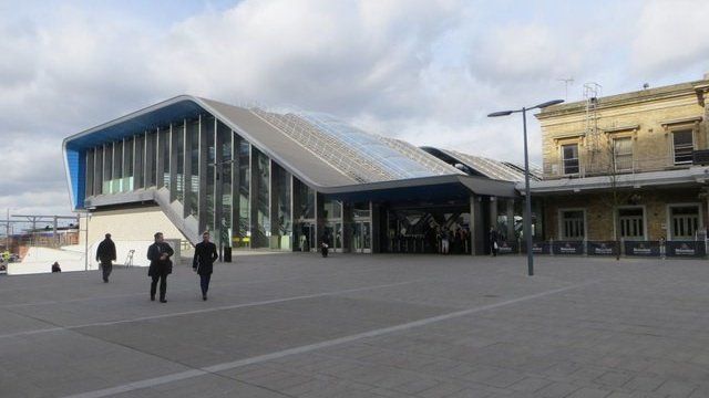 Reading 1960s tower and shopping centre demolition begins - BBC News
