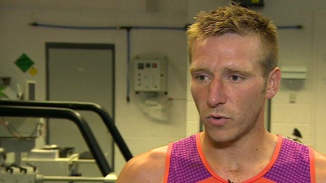 London Marathon: Thousands take part in biggest race - BBC News