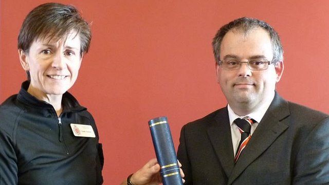 Houseboat owner praised for rescue - BBC News